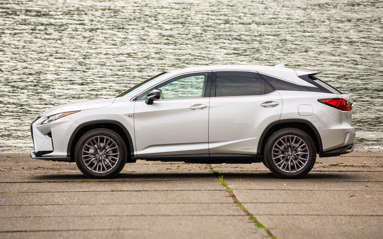 Comparison - Lexus RX 450h F SPORT 2018 - vs - Lexus RX 450h 2017 | SUV Drive